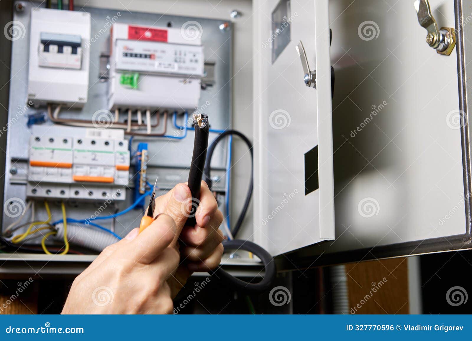 Removing PVC Sheath of an Electrical Cable with Retractable Utility ...