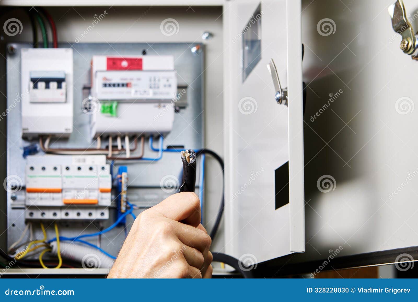 Removal Outer Jacket of High-voltage Cable with Retractable Utility ...