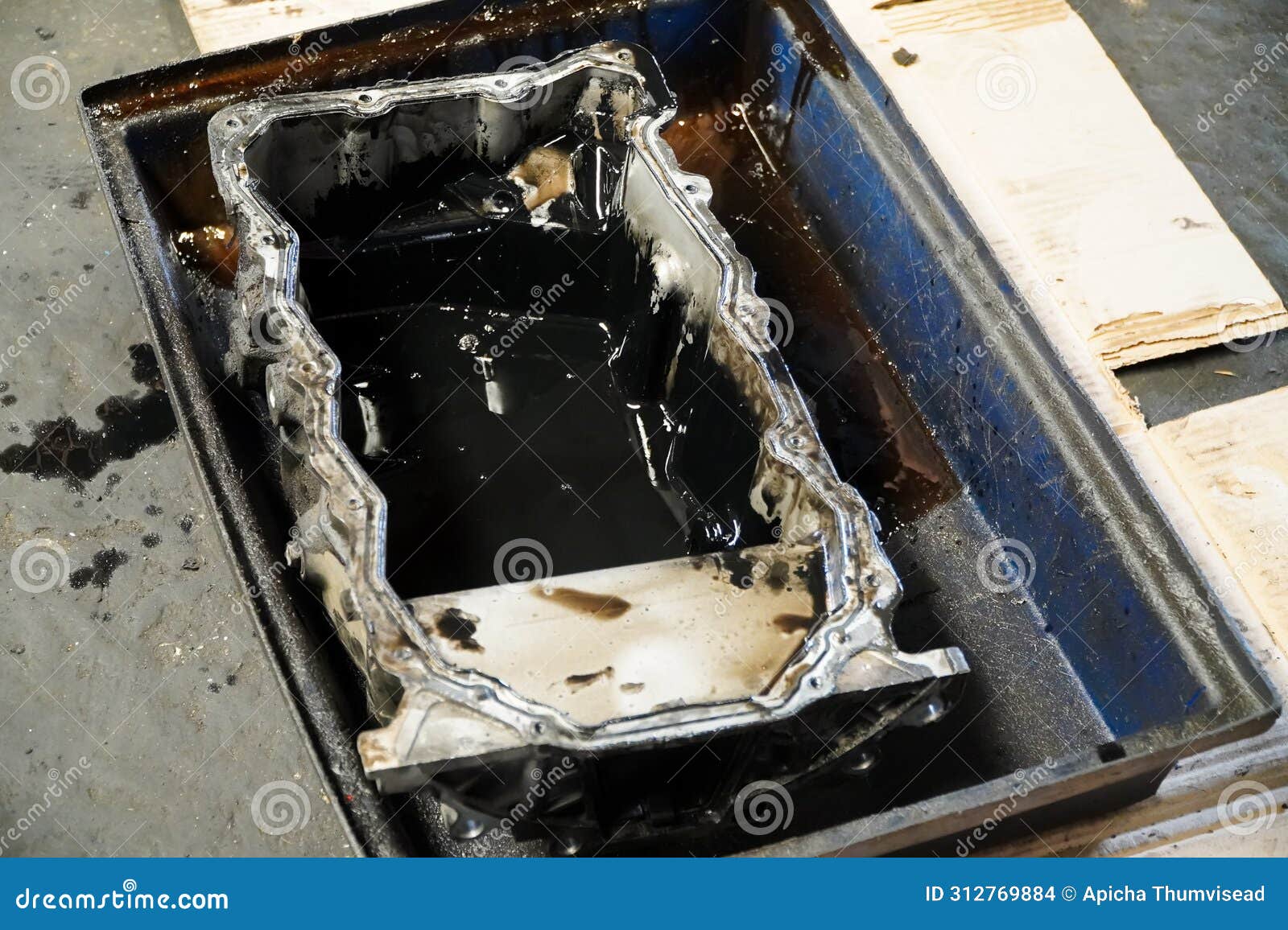 Remove Car Engine Oil,Changing the Oil in a Car Engine. Discharge of ...