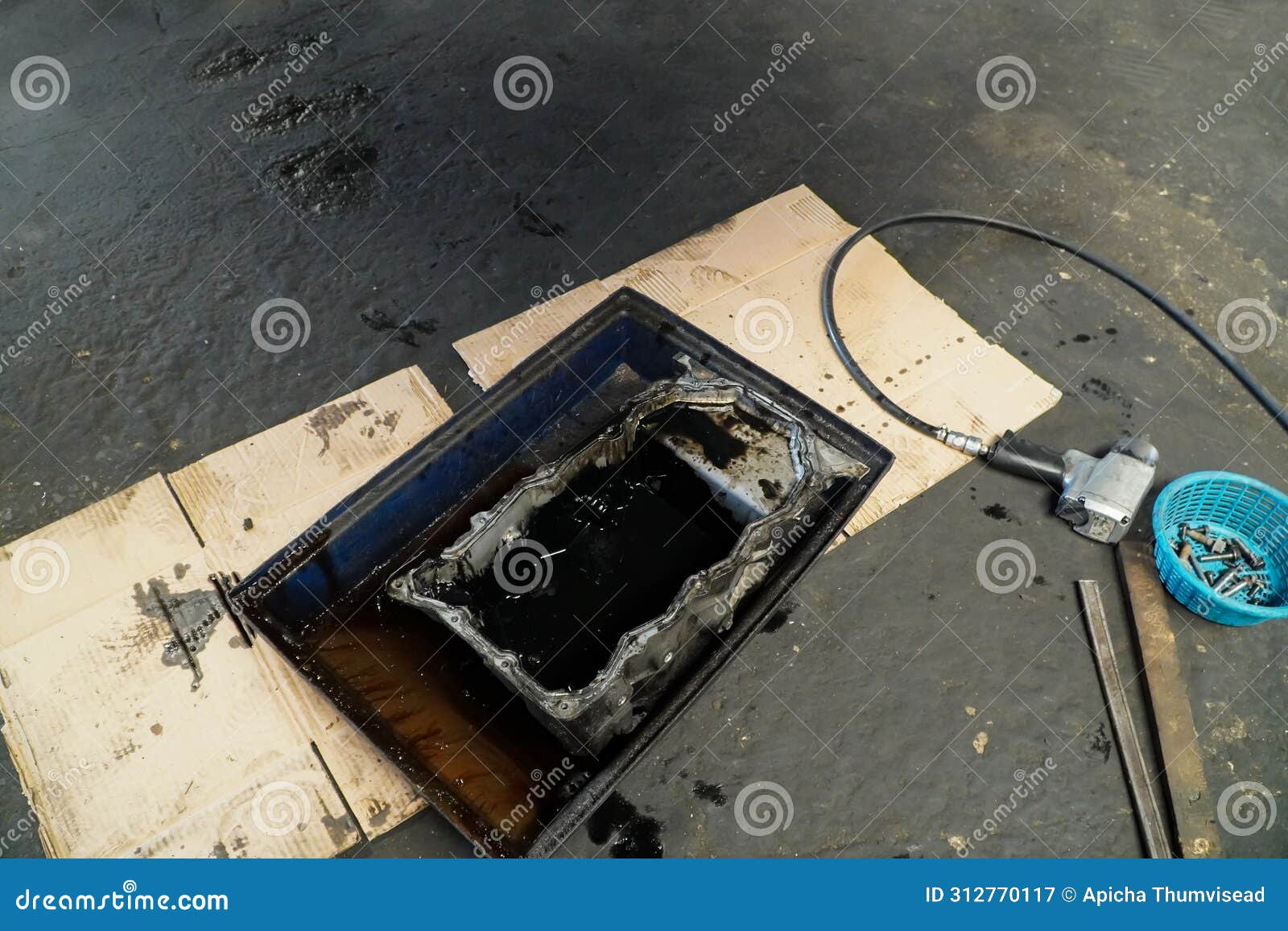 Remove Car Engine Oil,Changing the Oil in a Car Engine. Discharge of ...