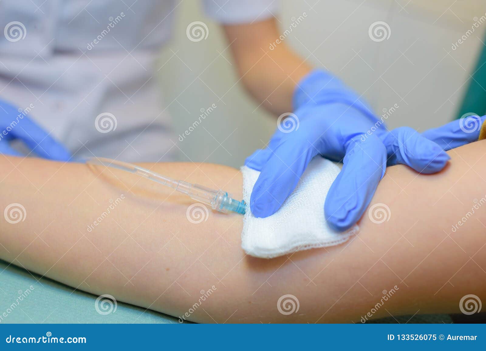 Removing the Patient`s Dextrose Stock Image - Image of nurse, hospital ...