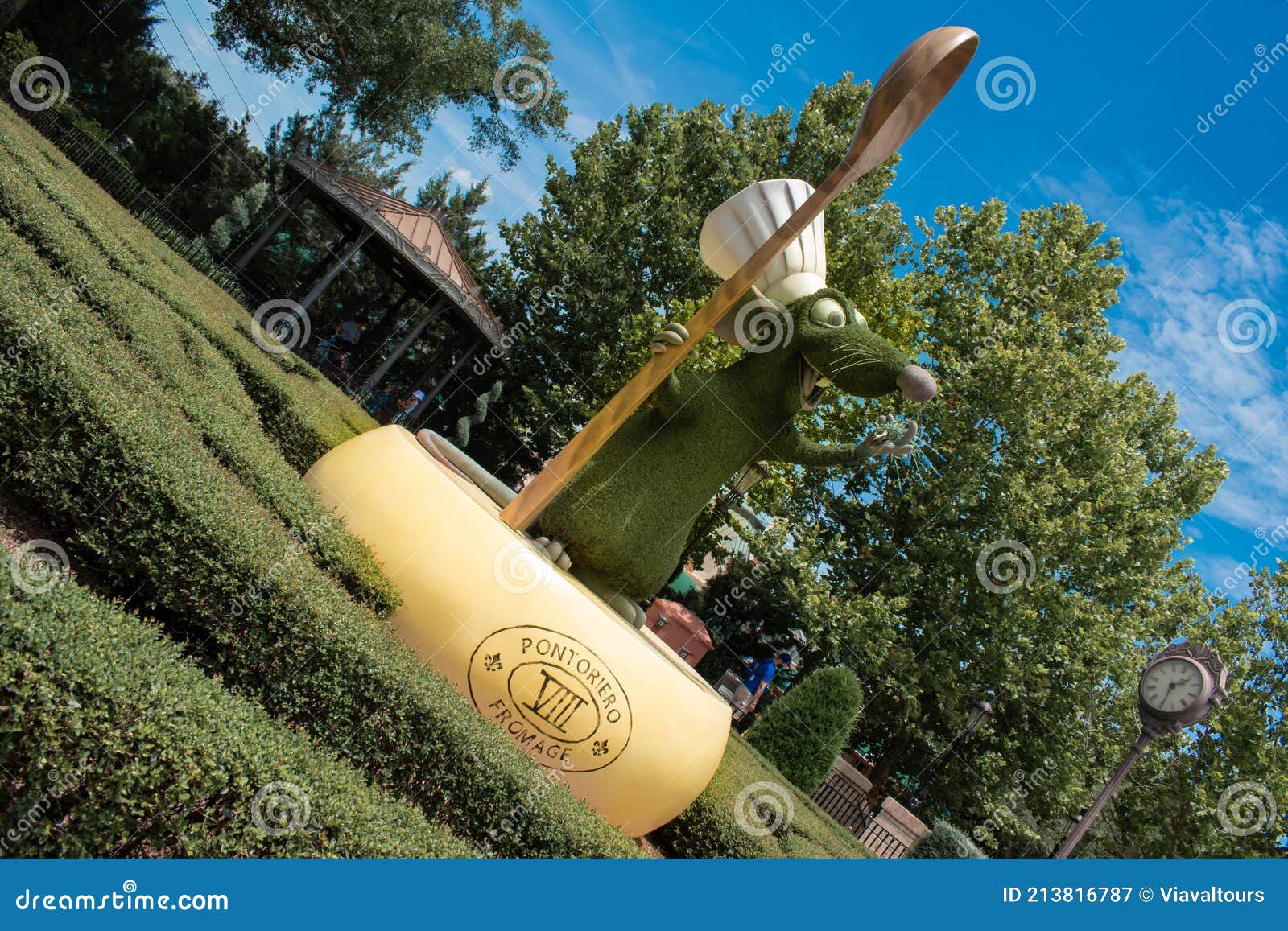 Remy Topiary at Epcot 32 editorial photography. Image of epcot - 213816787