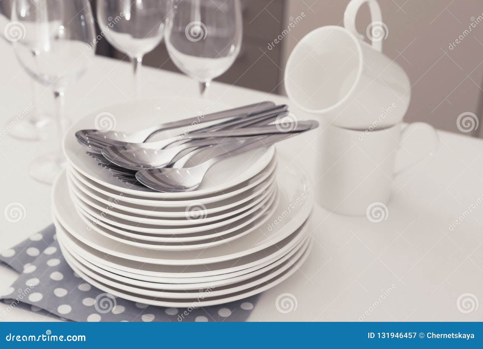 Ren Disk, Exponeringsglas, Koppar Och Bestick På Tabellen Fotografering för Bildbyråer - Bild av ...