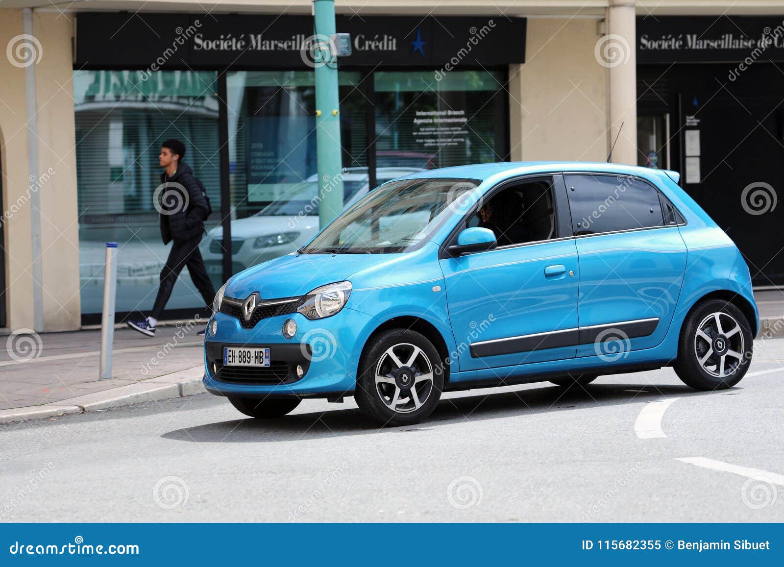 Renault Twingo azul 3 imagen editorial. Imagen de joven - 115682355