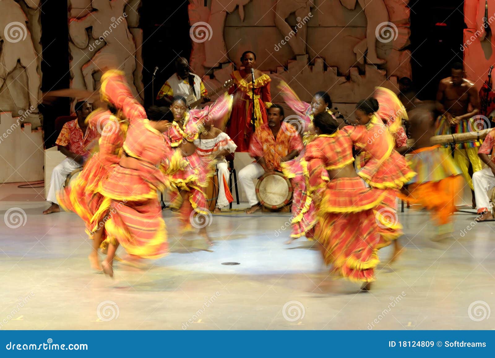 Rendement De Danse Folklorique De Femmes Image stock éditorial - Image ...