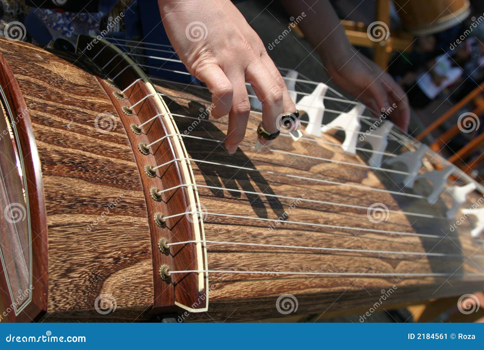 Rendement sur le koto image stock. Image du chinois, ethnicité - 2184561