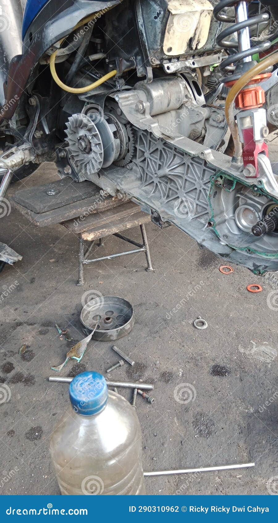 Repair of Badly Damaged Motorbikes Stock Photo - Image of demage ...