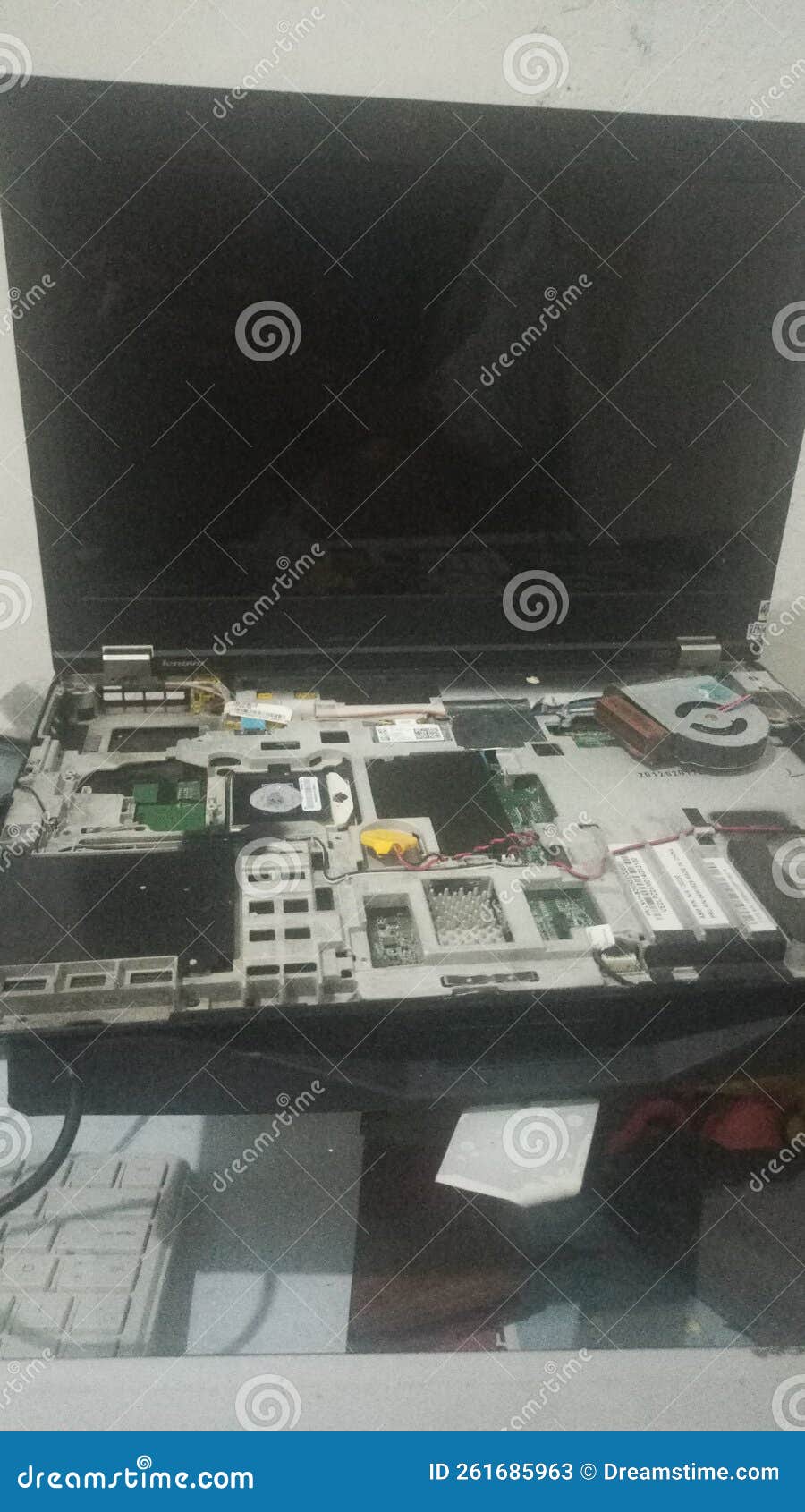 Repair the broken laptop stock image. Image of monitor - 261685963