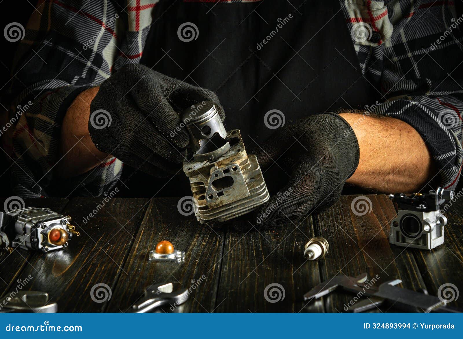Repair of a Chainsaw Engine after a Breakdown by the Hands of a Master ...