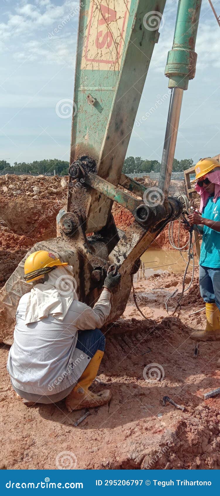 Repair Excavator Bucket editorial photography. Image of tree - 295206797