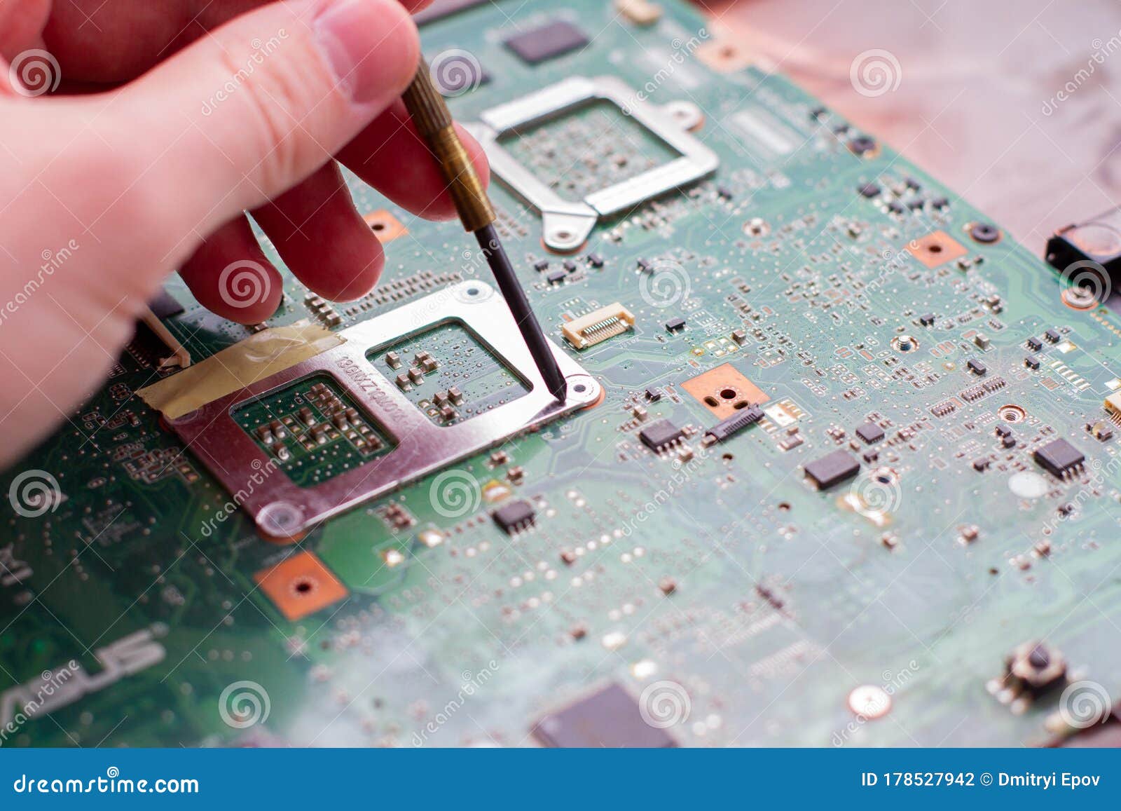Repair of Laptops, Close-up of Hands with with Screwdriver Stock Photo ...