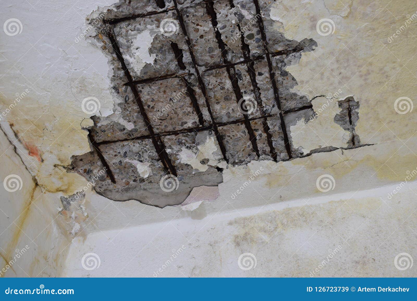 Repair in the Old House, Old Broken Walls and Ceiling Stock Image ...