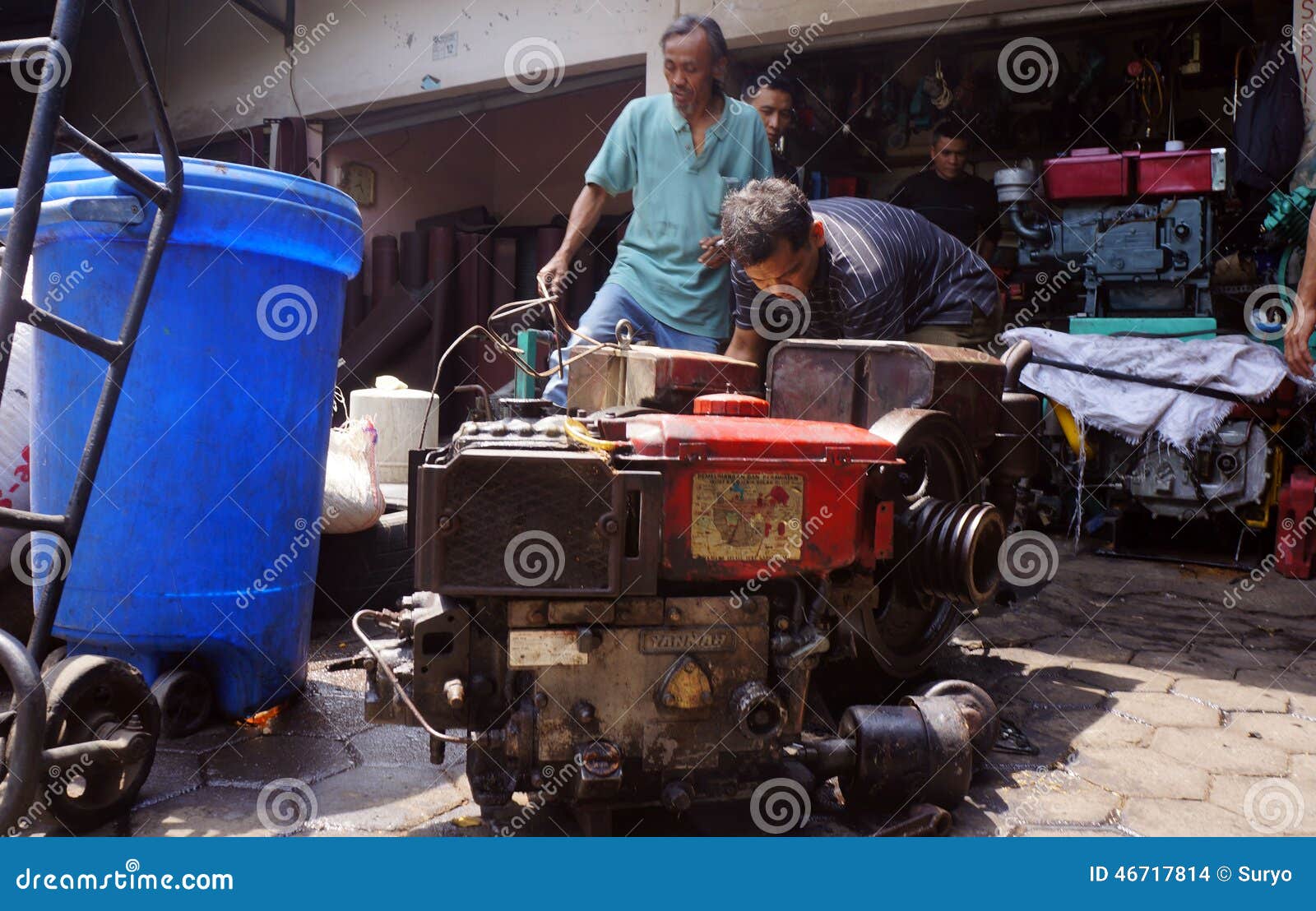 Repairing diesel engines editorial stock image. Image of power - 46717814