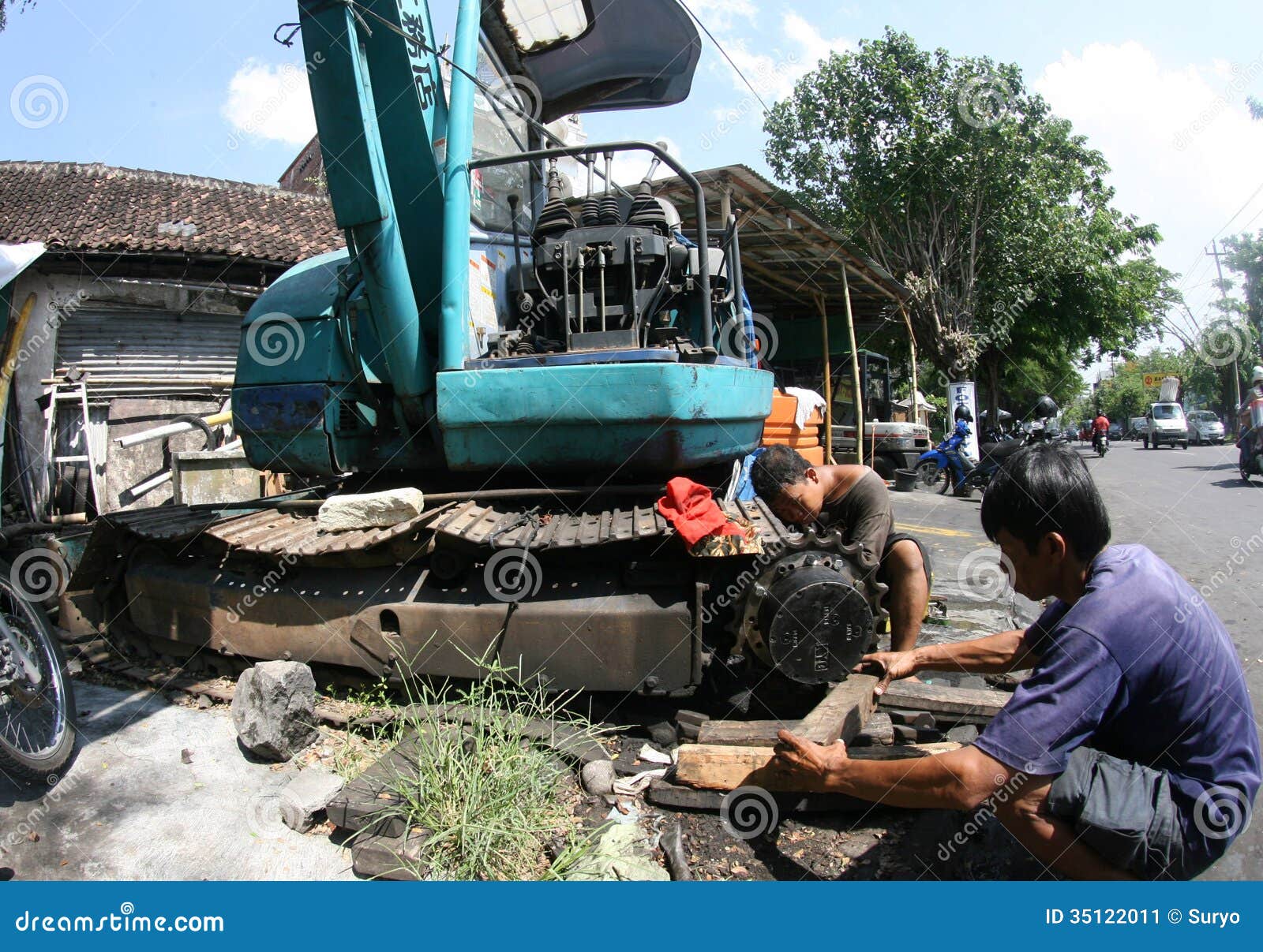 Repairing excavator editorial photo. Image of indonesia - 35122011