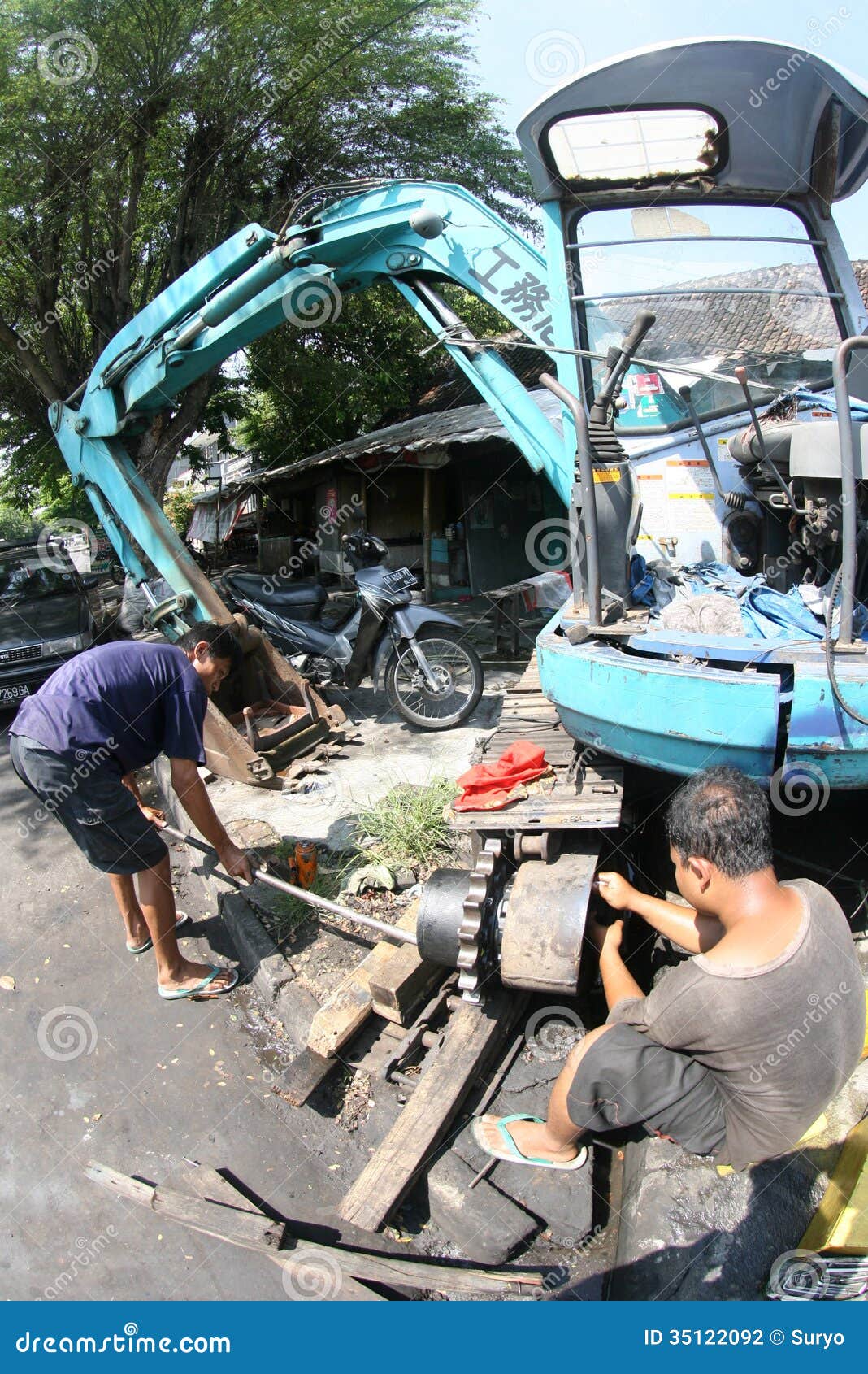 Repairing excavator editorial photography. Image of repairing - 35122092
