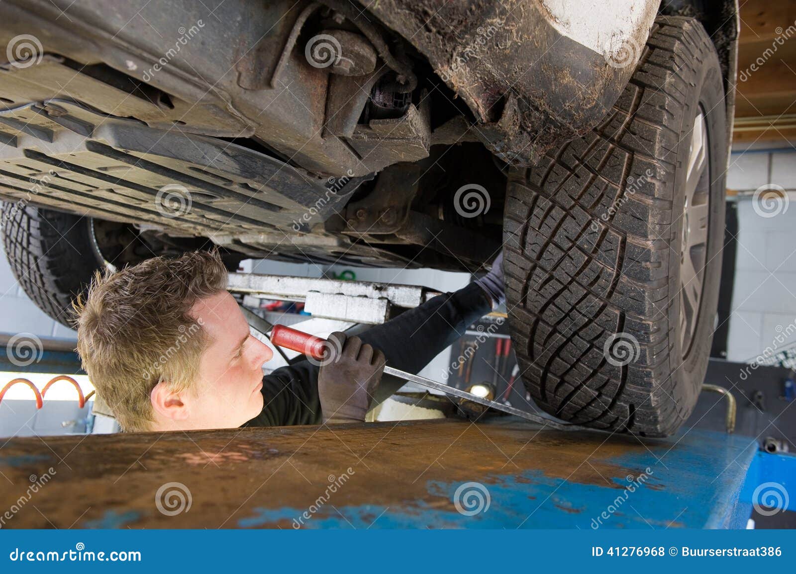 Reparando E Verificando Um Carro Foto de Stock - Imagem de ferramentas ...