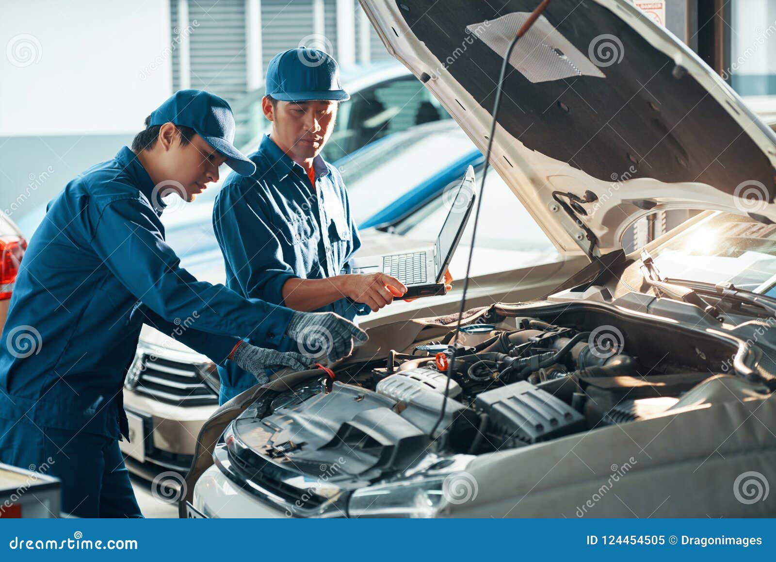 Reparando o carro imagem de stock. Imagem de capa, funcionamento ...