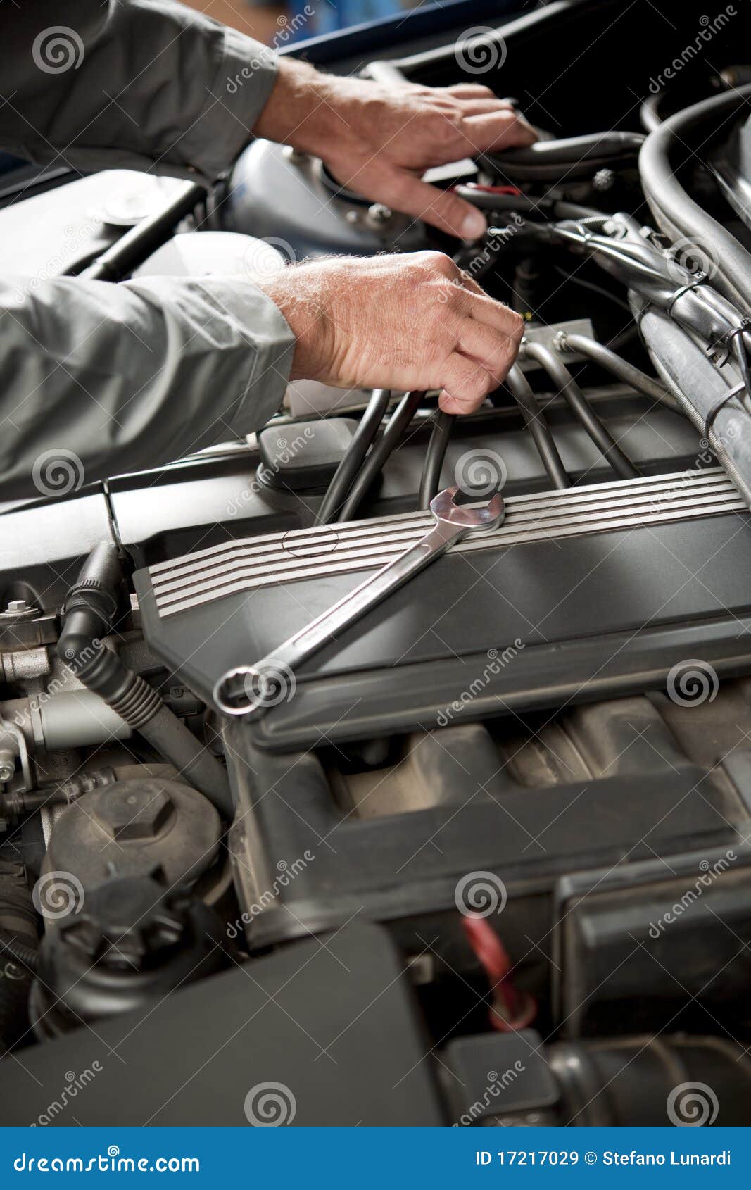 Reparando o carro imagem de stock. Imagem de manual, imagem - 17217029