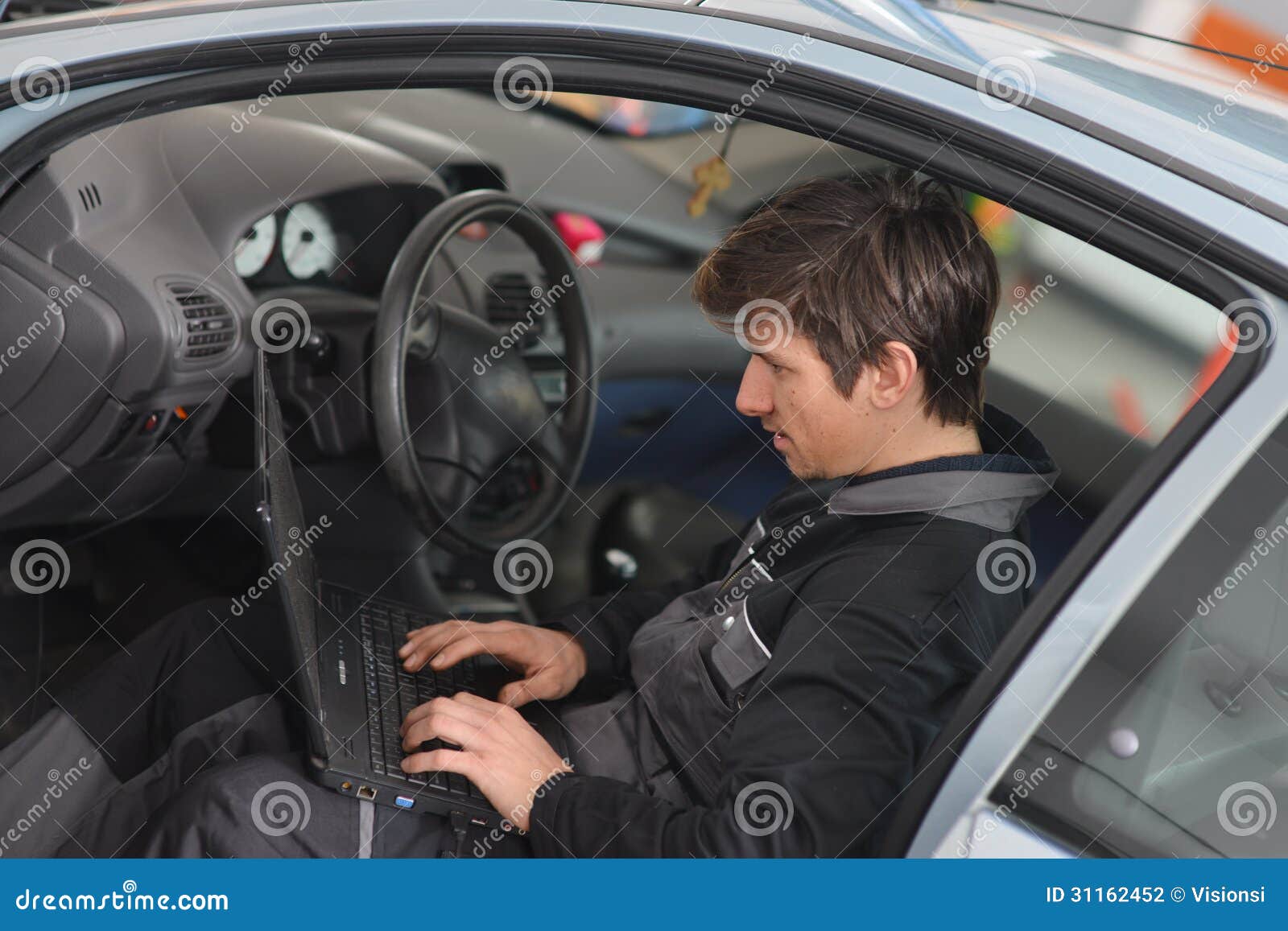 Reparando O Carro Com Computador Foto de Stock - Imagem de transporte ...