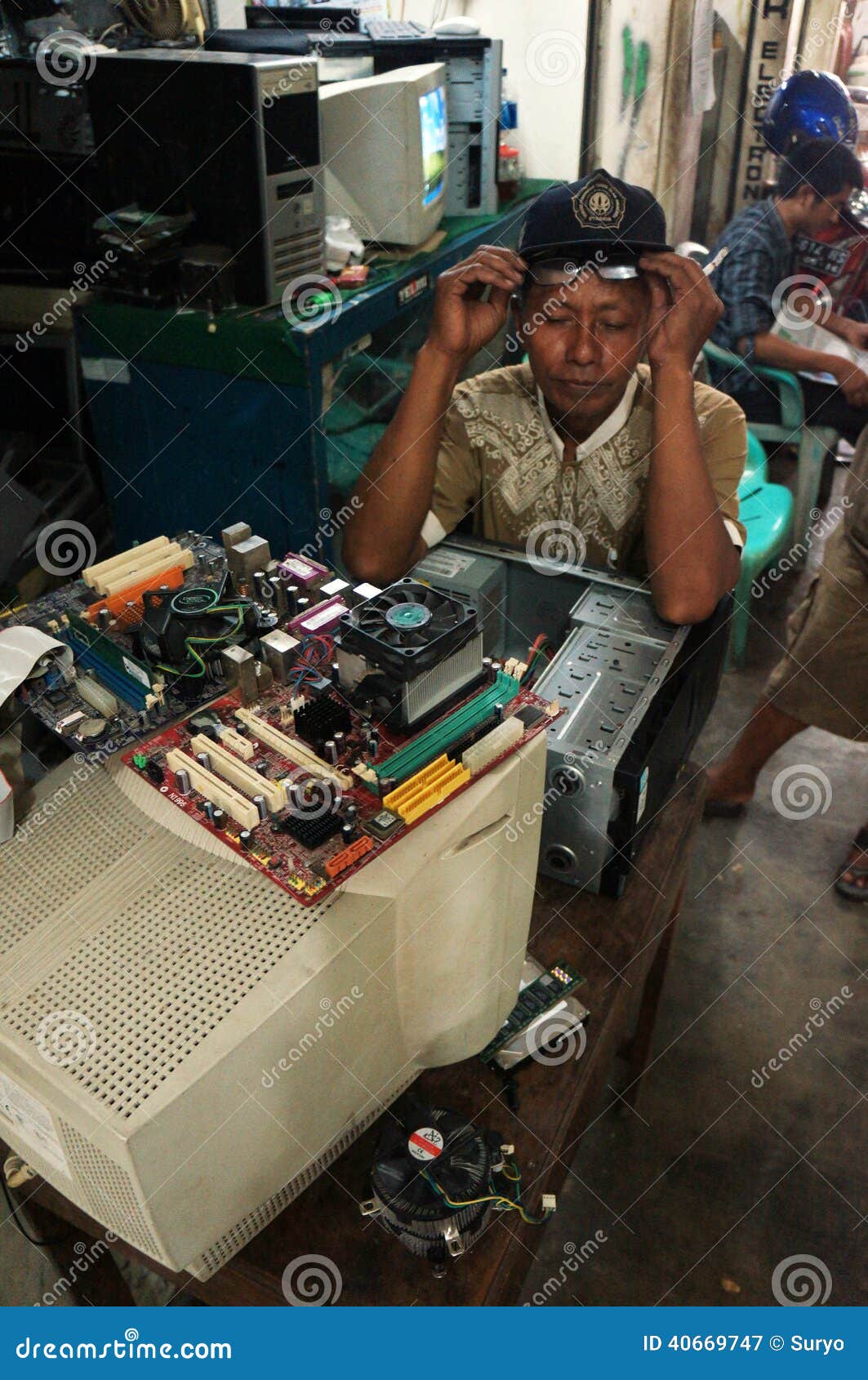 Reparando o computador fotografia editorial. Imagem de tecnologia ...