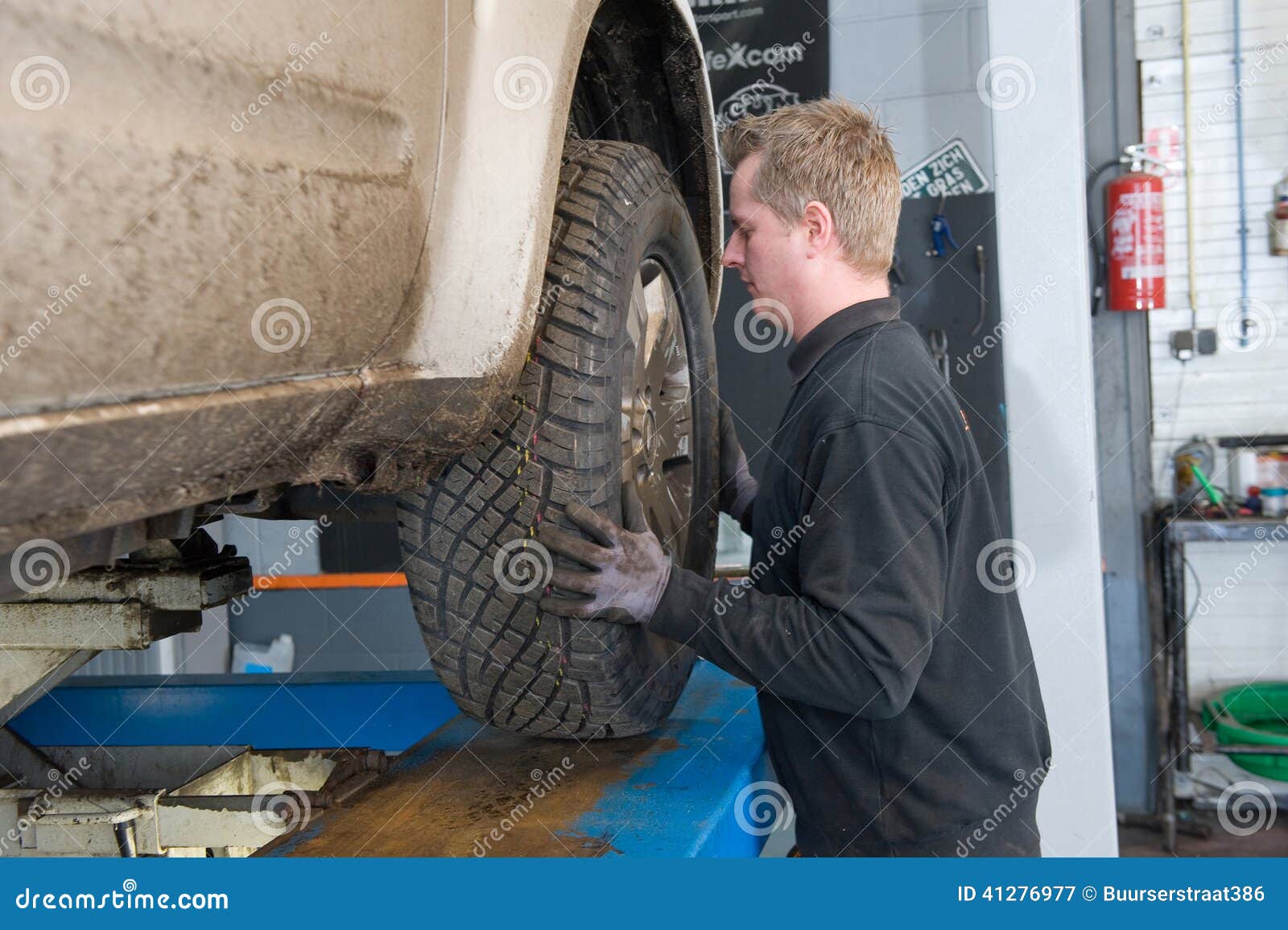 Reparando um carro imagem de stock. Imagem de equipamento - 41276977