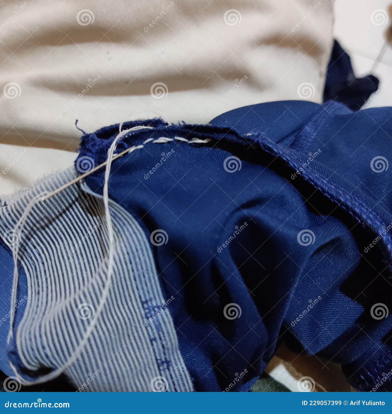 Reparar La Ropa Rota Cosiendo Manualmente Imagen de archivo - Imagen de ...