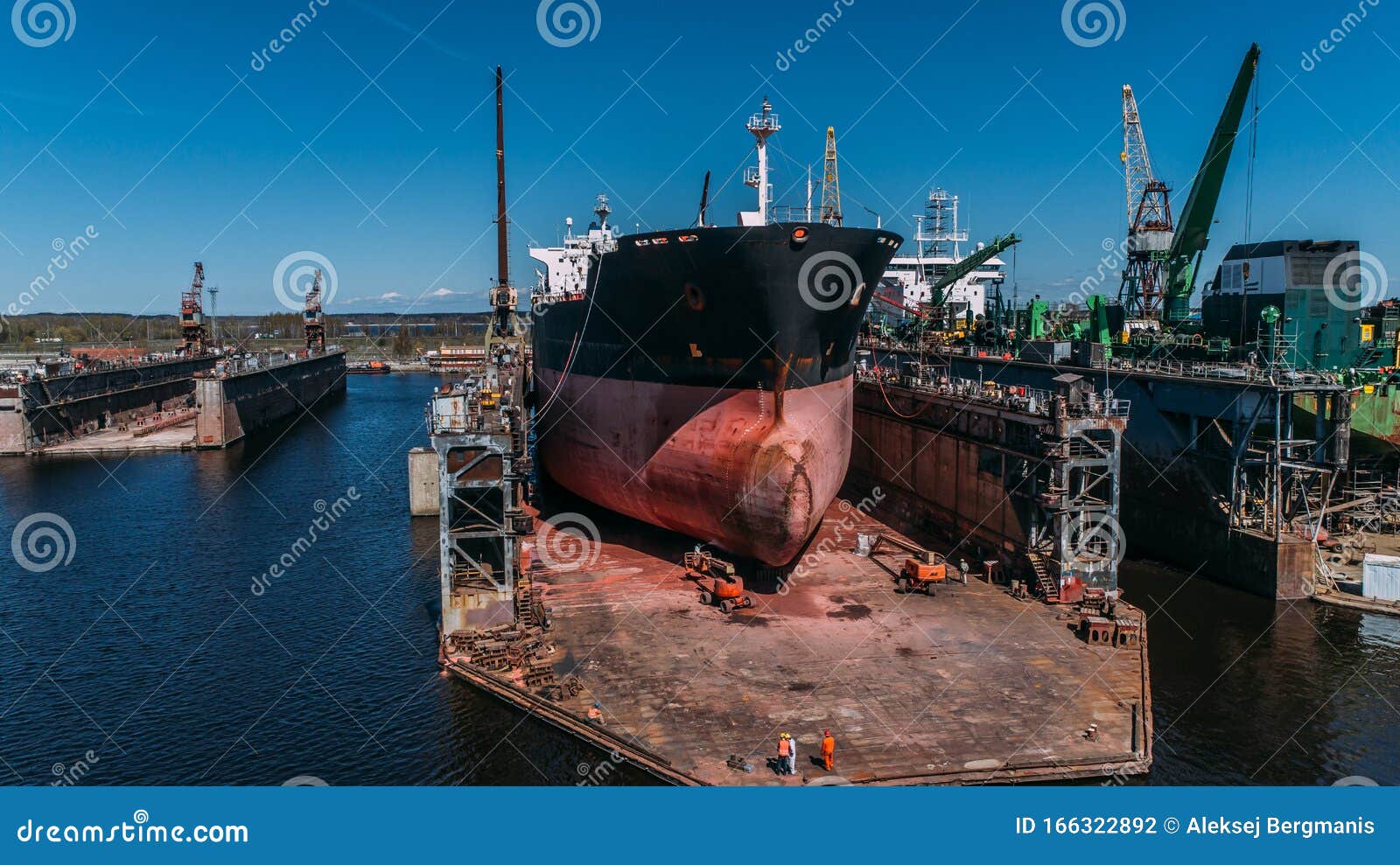 Reparatie Tankschip in Droogdok Scheepswerf, Droneschot Stock Foto ...
