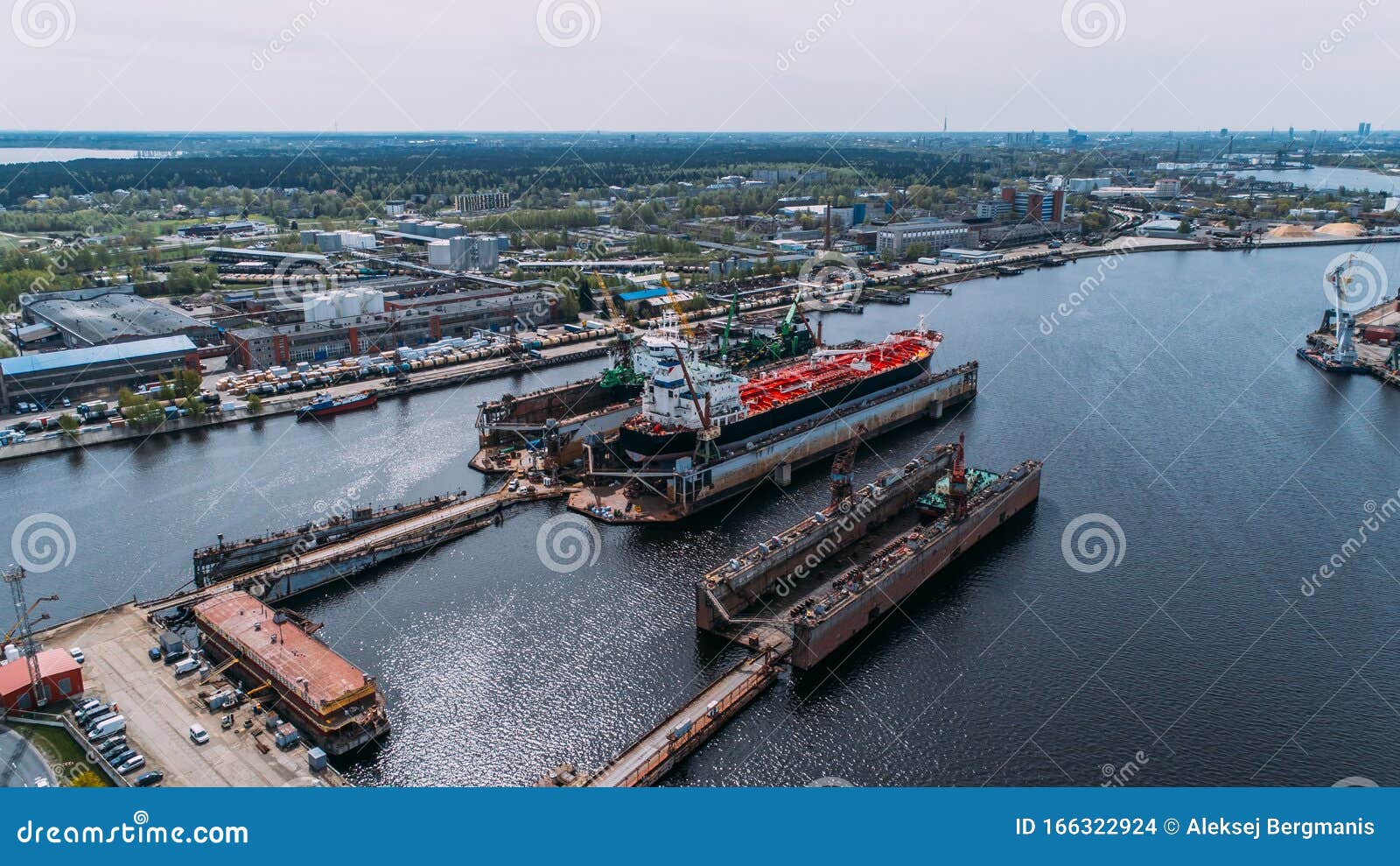 Reparatie Tankschip in Droogdok Scheepswerf, Droneschot Stock Foto ...