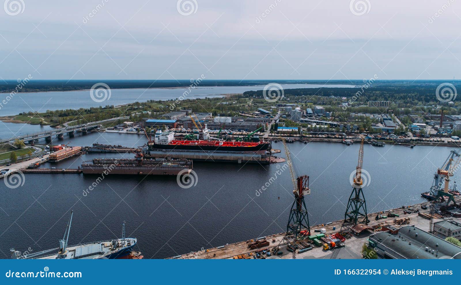 Reparatie Tankschip in Droogdok Scheepswerf, Droneschot Stock Foto ...
