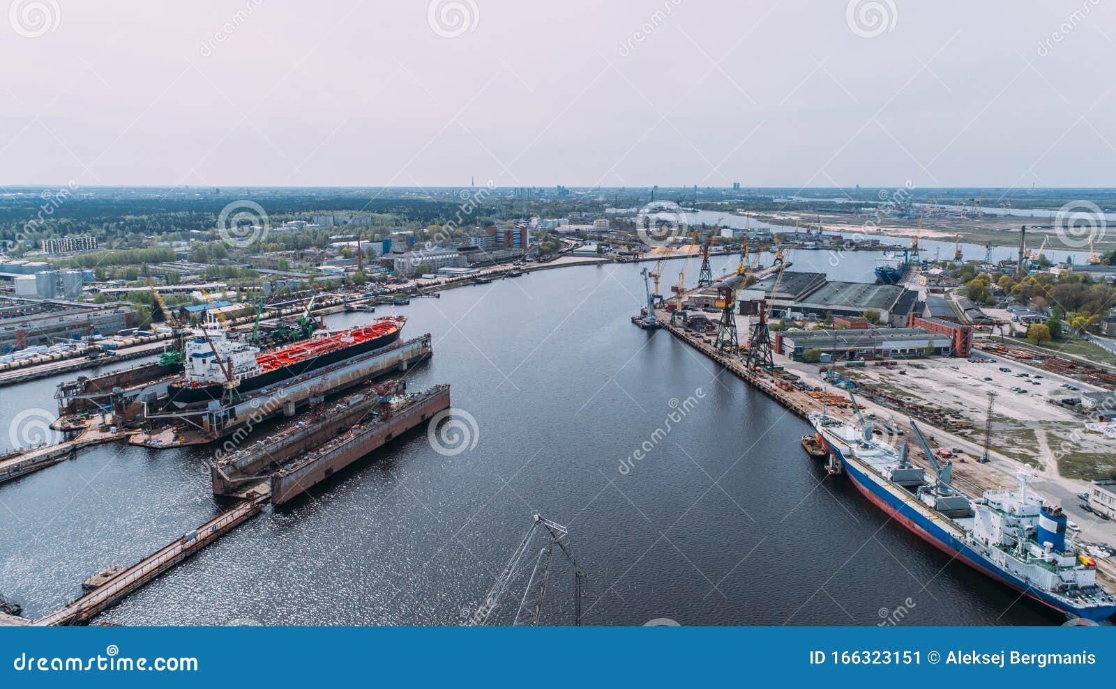 Reparatie Tankschip in Droogdok Scheepswerf, Droneschot Stock ...