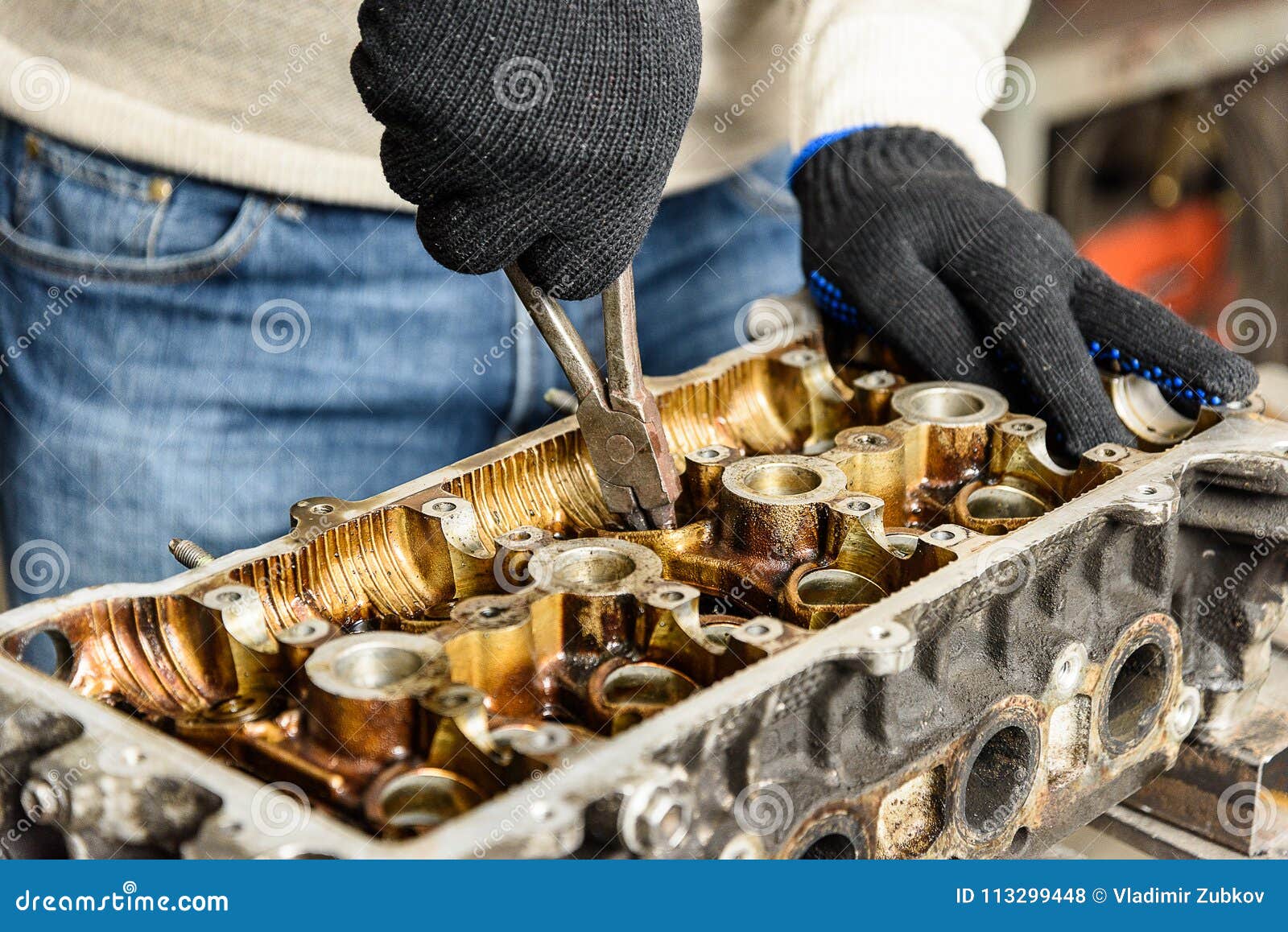 Reparatie Van Oude Motor Van Een Auto Stock Foto - Image of metaal ...