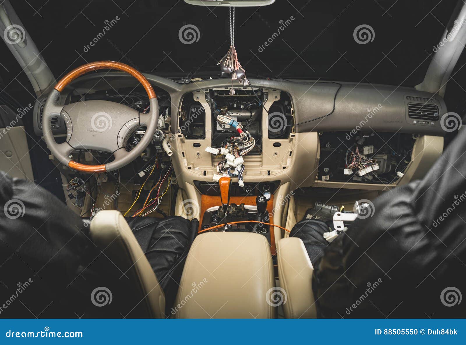 Repare El Cableado Del Coche Foto de archivo - Imagen de eléctrico ...