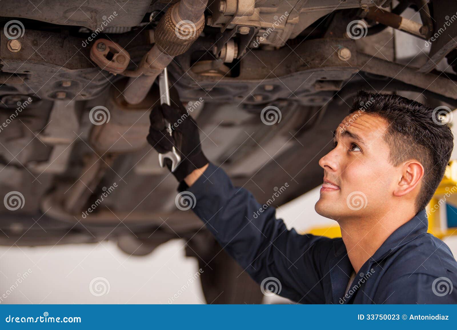 Reparieren Eines Autos an Einer Kfz-Werkstatt Stockbild - Bild von ...