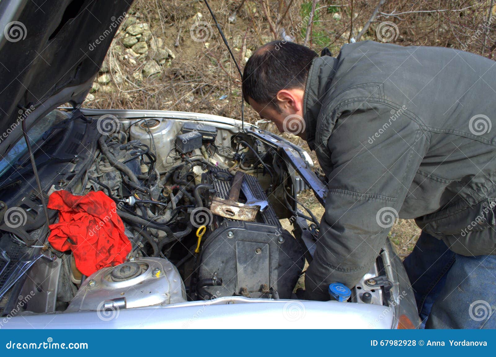 Reparieren Sie Auto stockfoto. Bild von gebrochen, monteur - 67982928