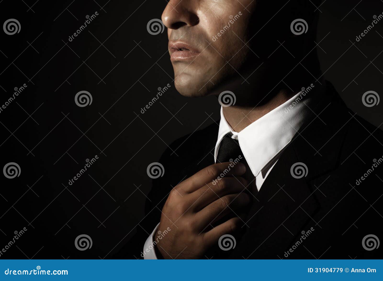 Reparierte Bindung Des Jungen Mannes Stockbild - Bild von formung ...