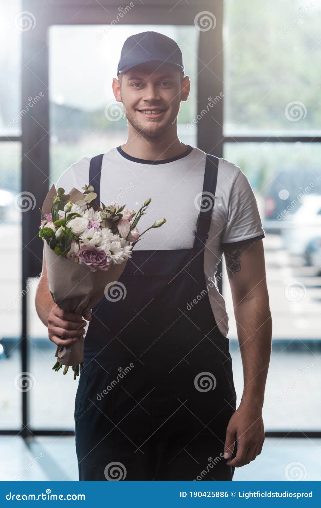 Repartidor Feliz Con Uniforme Y Foto de archivo - Imagen de orden ...