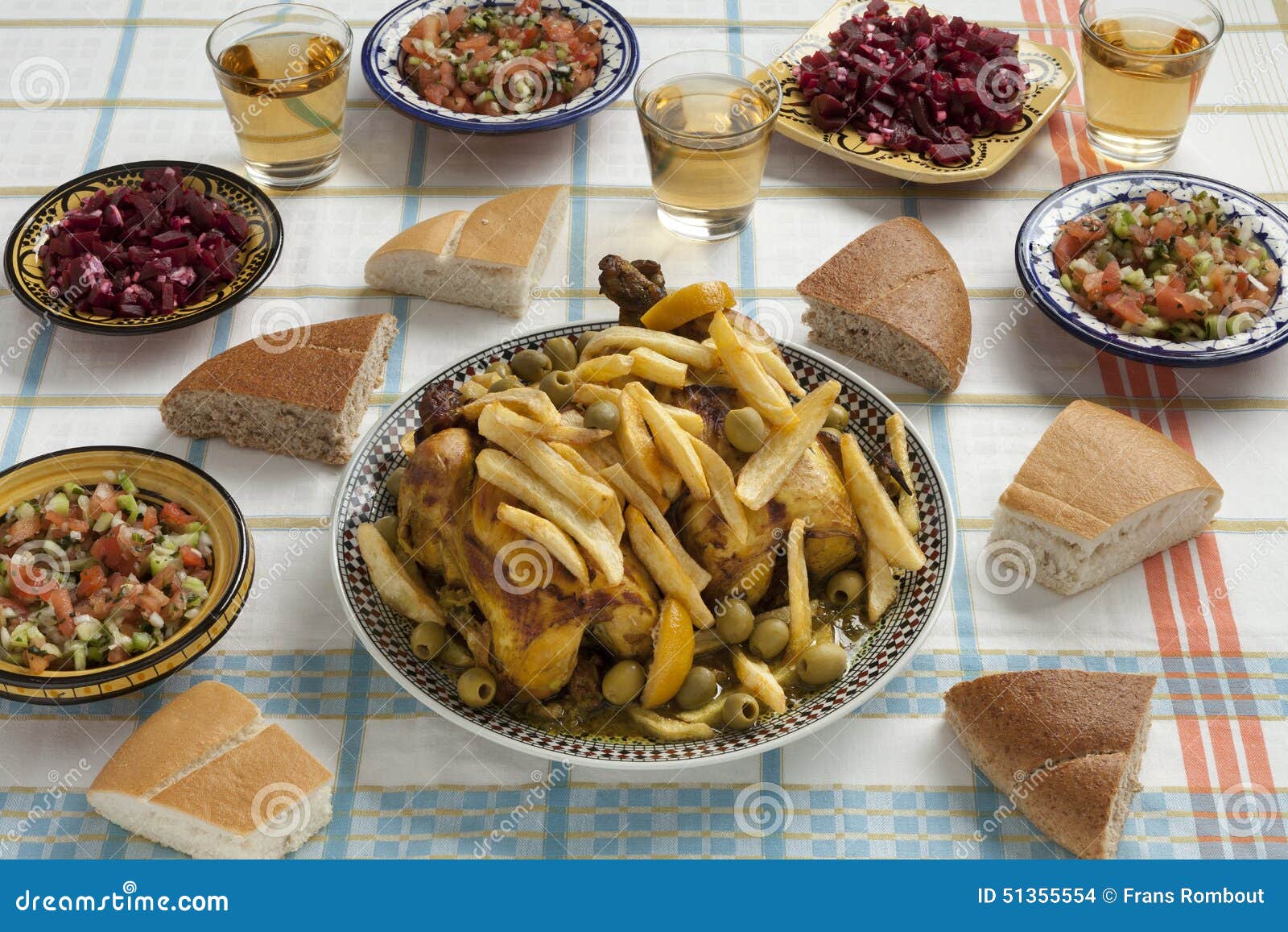 Repas De Poulet Bourré Par Marocain Traditionnel Photo stock - Image du ...