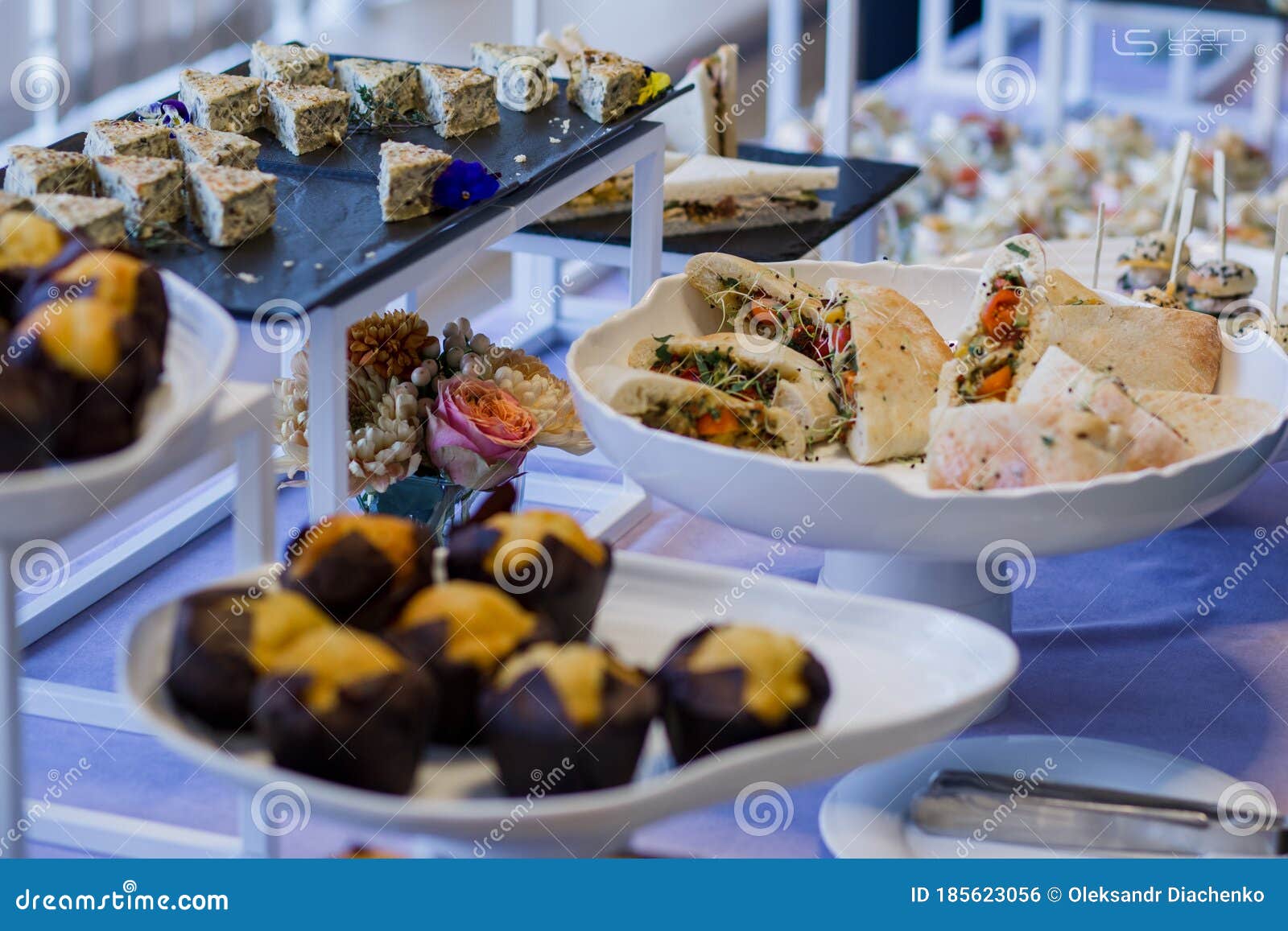 Repas Et Collations Sur La Table De Buffet Au Restaurant Photo stock ...