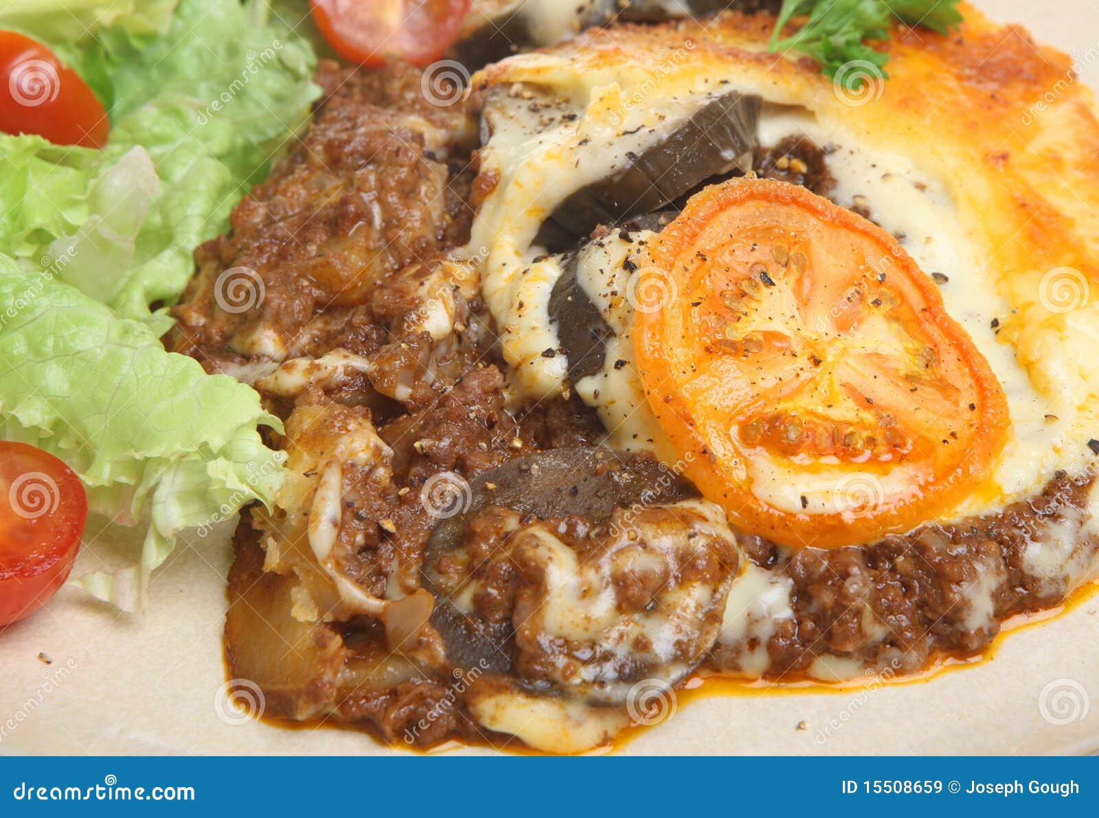 Repas grec de Moussaka image stock. Image du laitue, sauce - 15508659