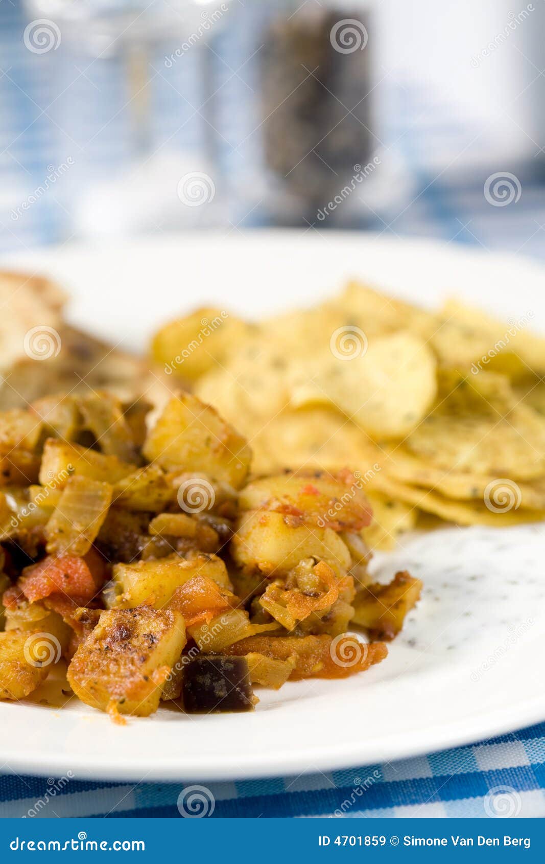 Repas indien simple image stock. Image du épicé, puces - 4701859