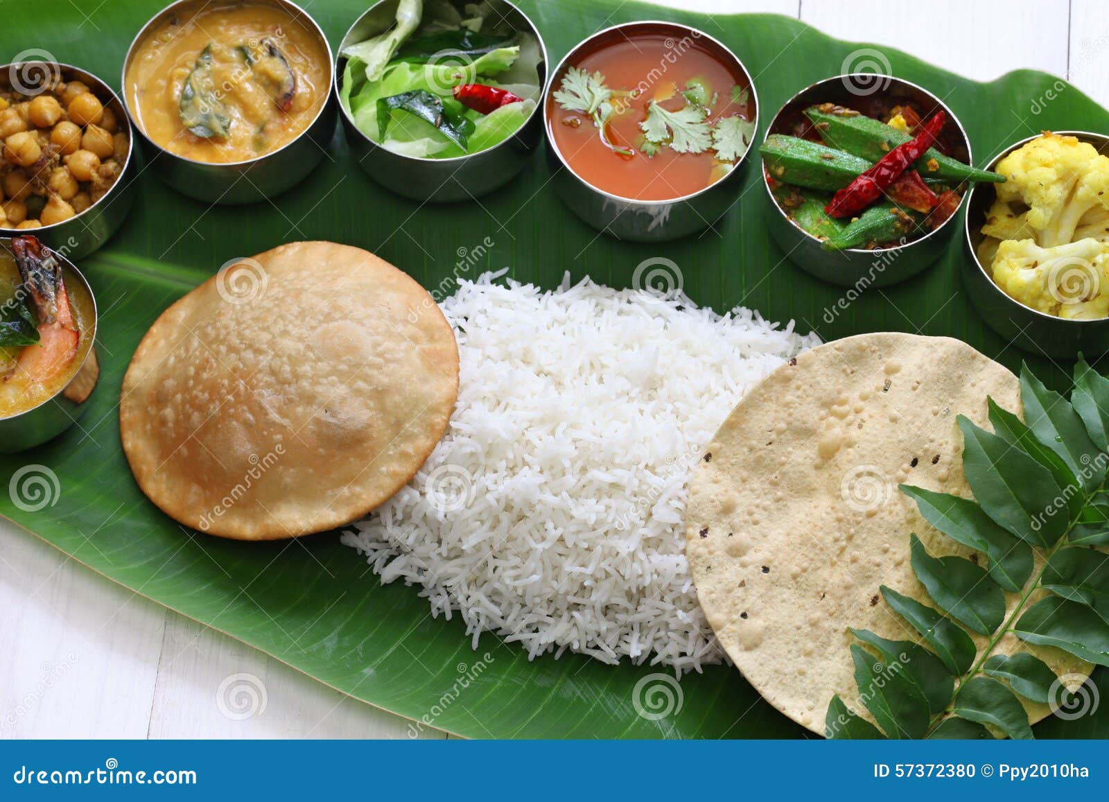 Repas Indiens Du Sud Servis Sur La Feuille De Banane Photo stock ...