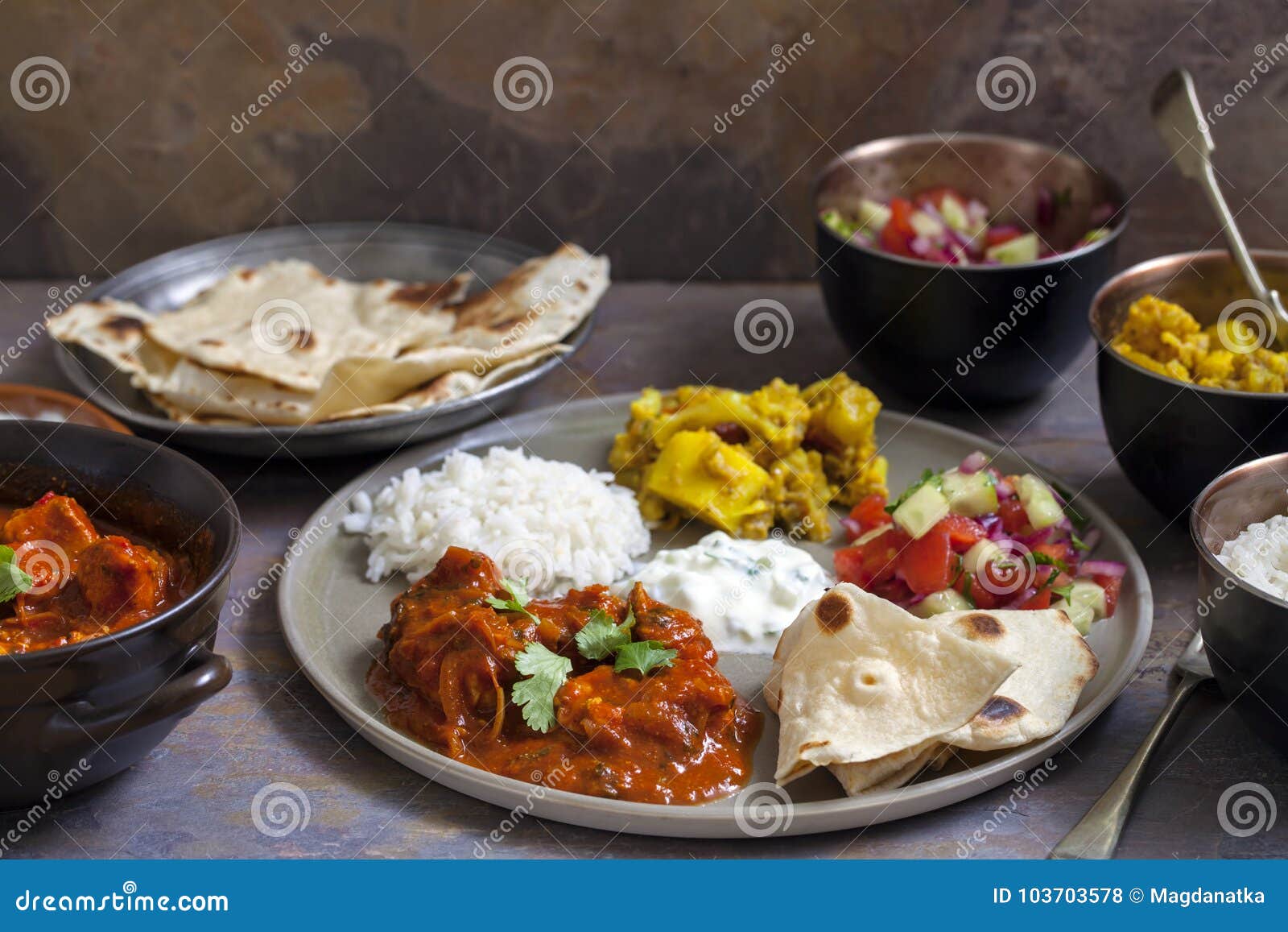 Repas partageant indien photo stock. Image du volaille - 103703578