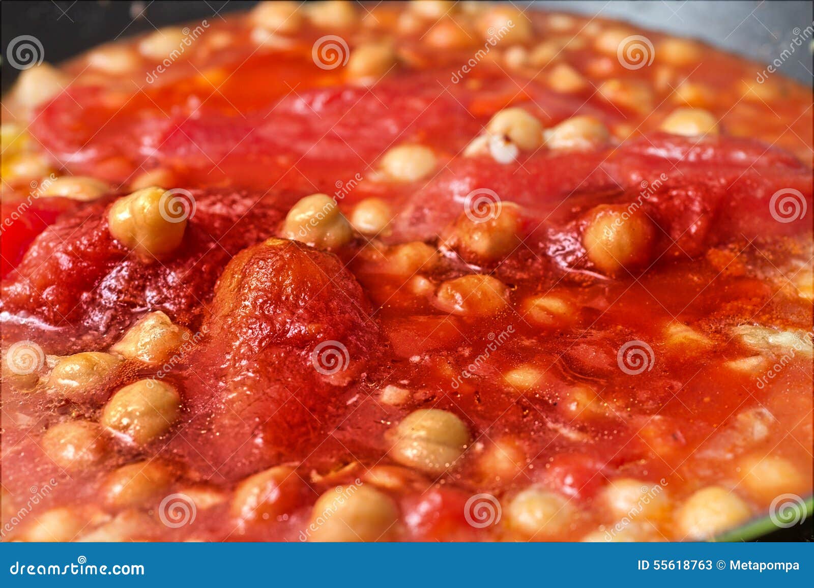 Repas Rouge Dans Une Casserole Image stock - Image du cuisine, rouge ...