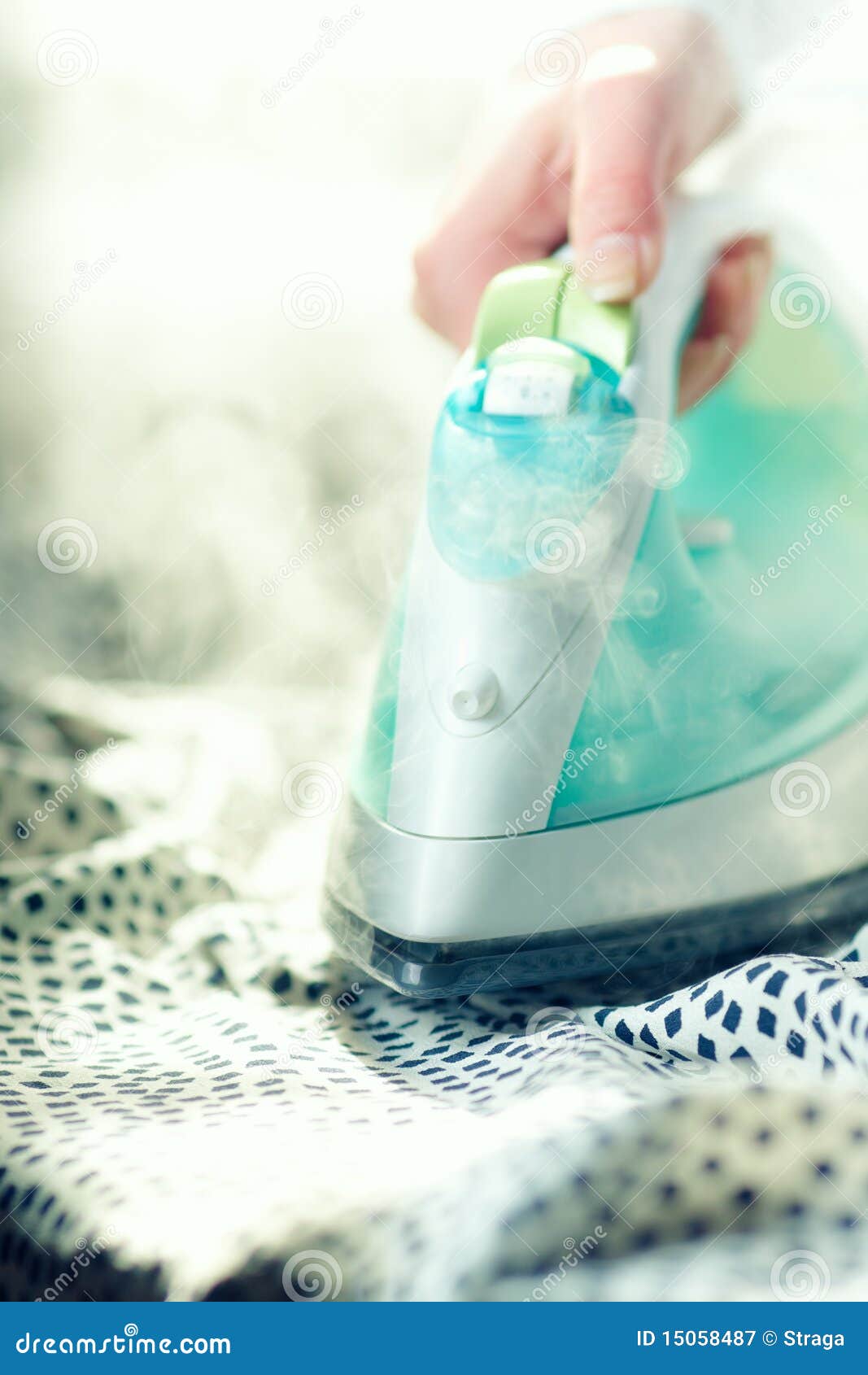 Repasser image stock. Image du domestique, bonne, blanchisserie - 15058487