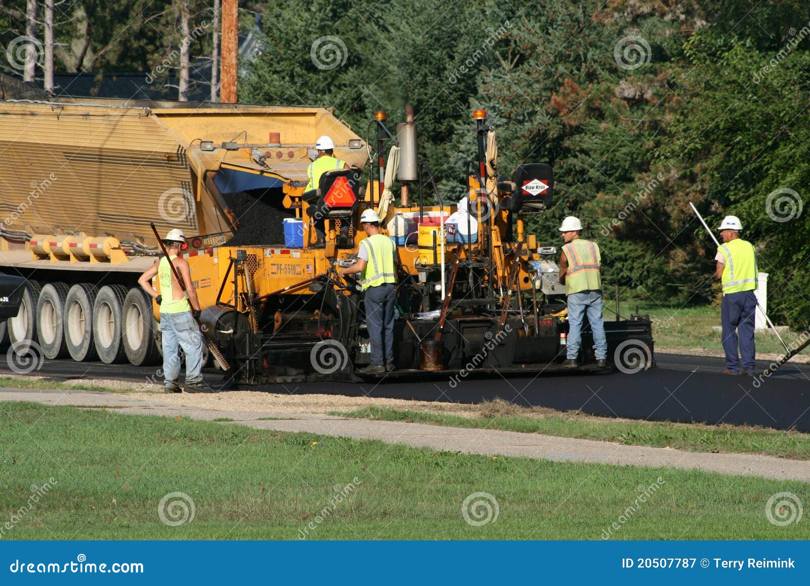 Repaving a road editorial photography. Image of street - 20507787