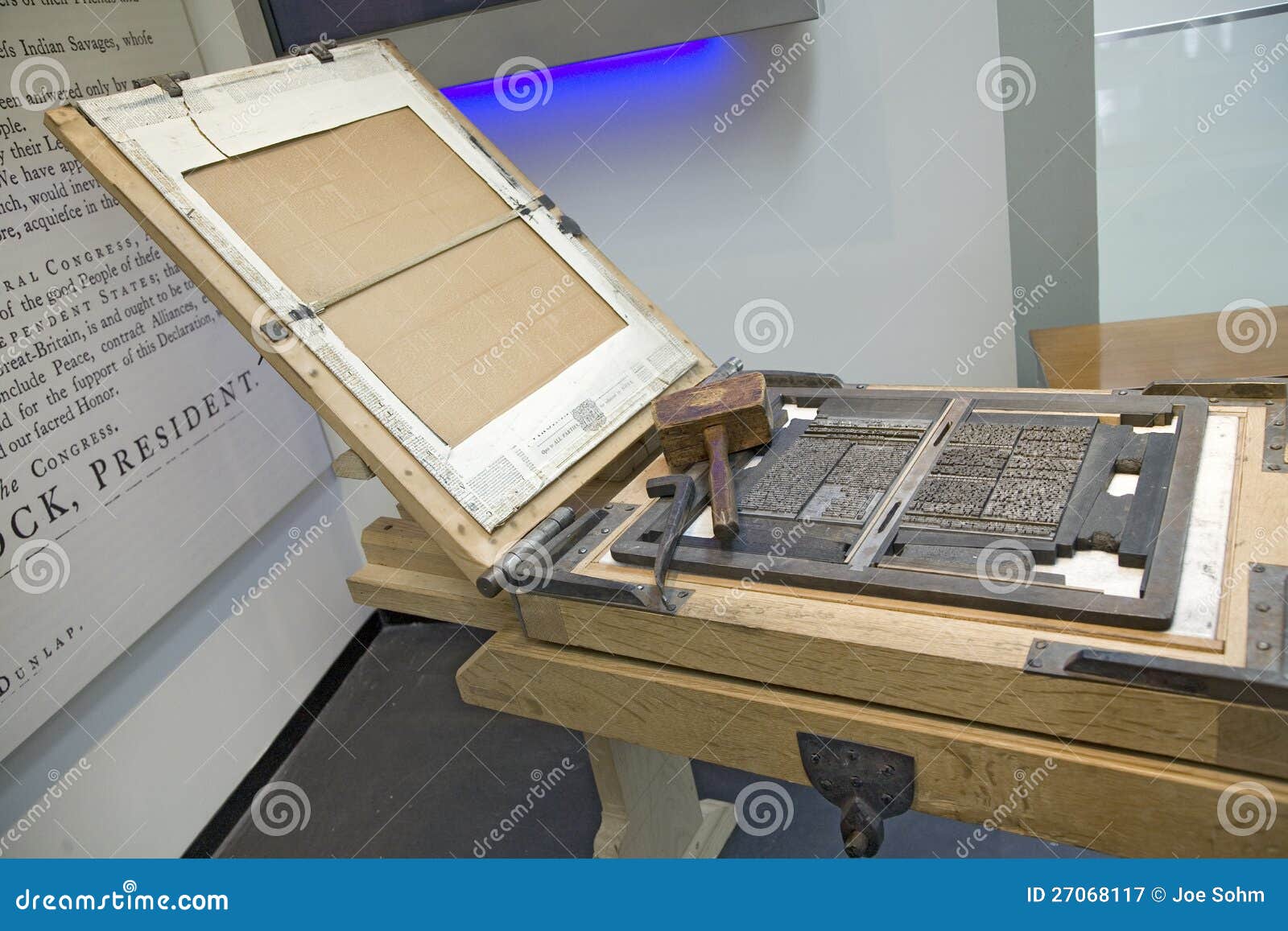 Replica of printing press editorial photography. Image of united - 27068117