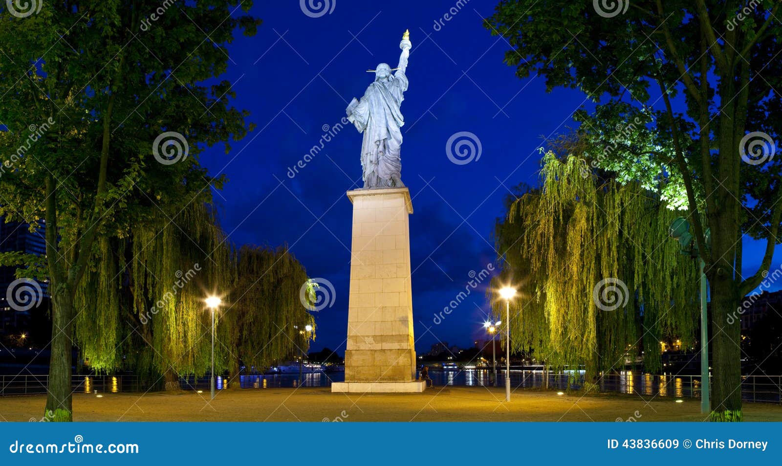 Replik Des Freiheitsstatuen in Paris Stockbild - Bild von paris ...