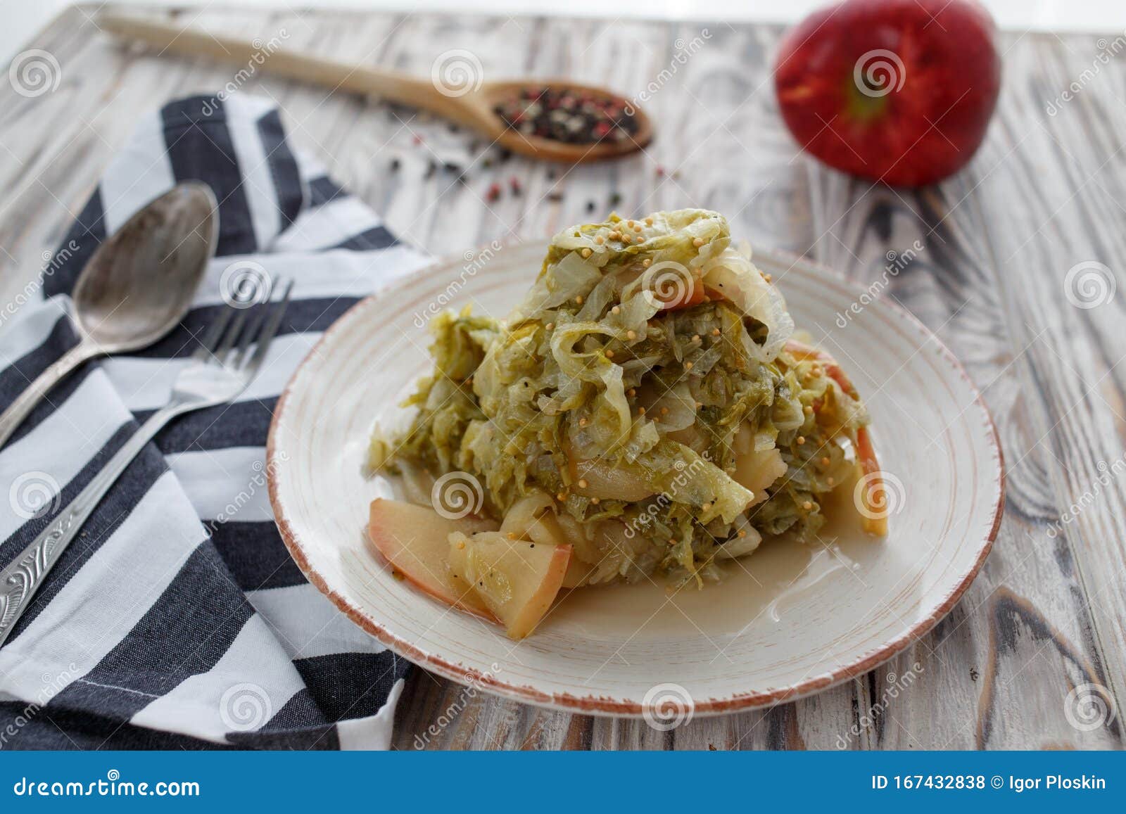 Repollo Al Horno Con Manzanas Foto de archivo - Imagen de crudo, placa ...