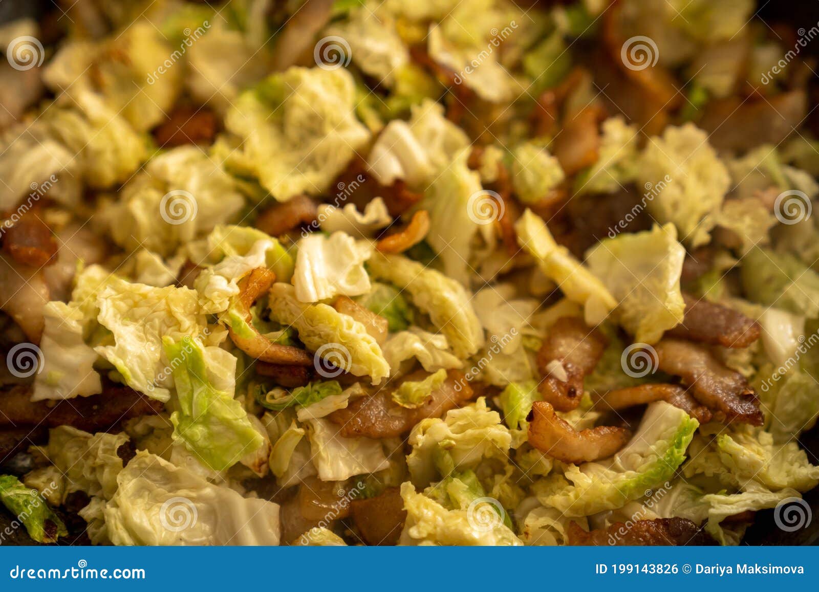 Repollo Asado Con Chicharrones De Cerdo Foto de archivo - Imagen de ...