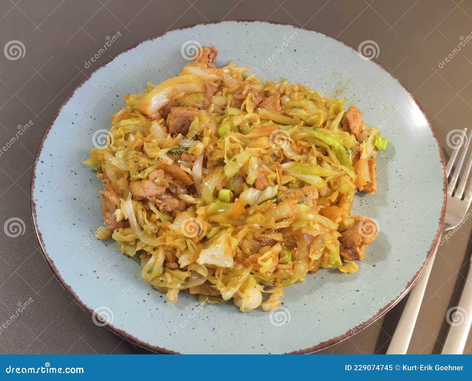 Repollo frito con pollo imagen de archivo. Imagen de pescados - 229074745